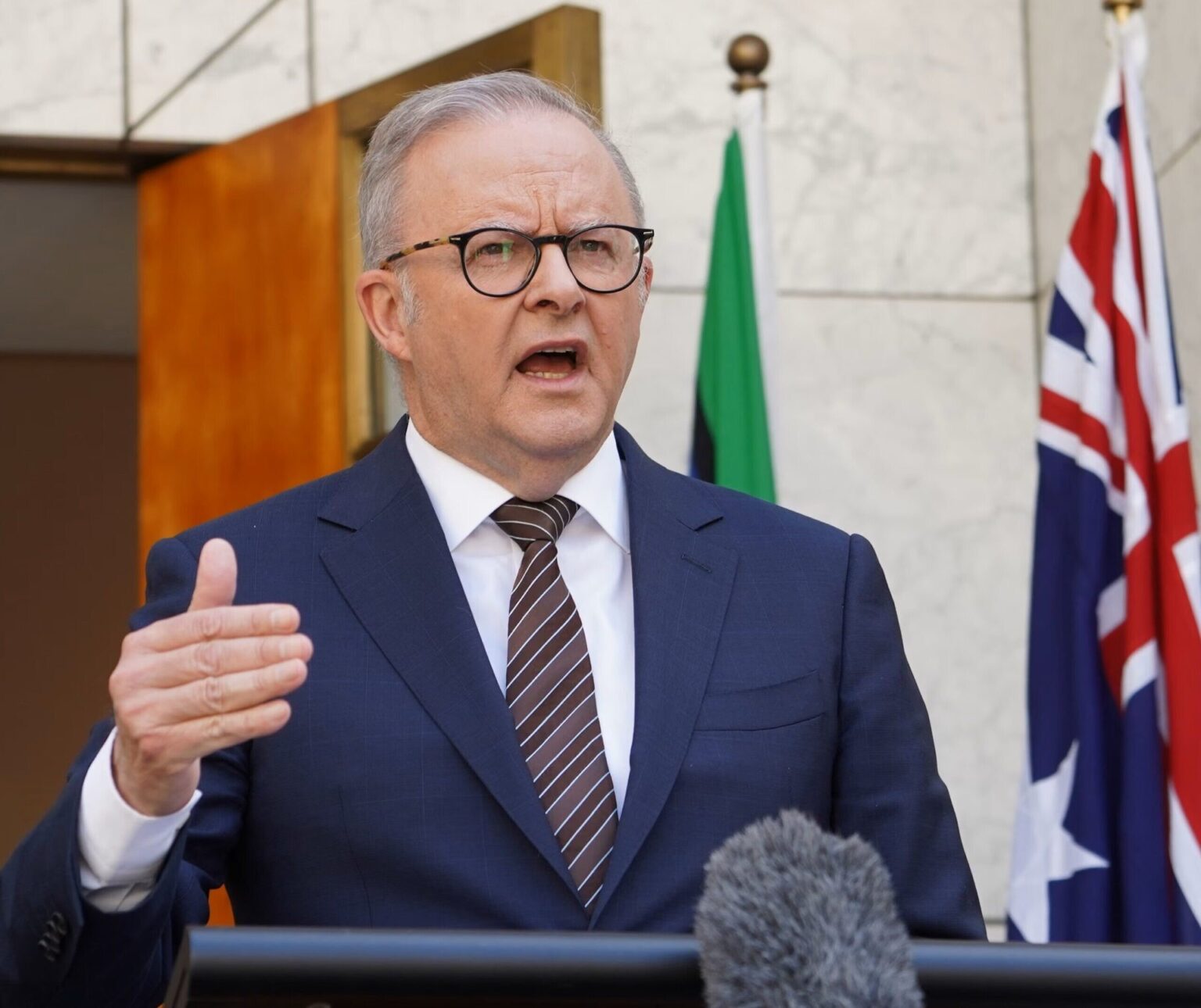 Jacqui Lambie’s Shock Defector Slams Crossbench, Backs Labor ...